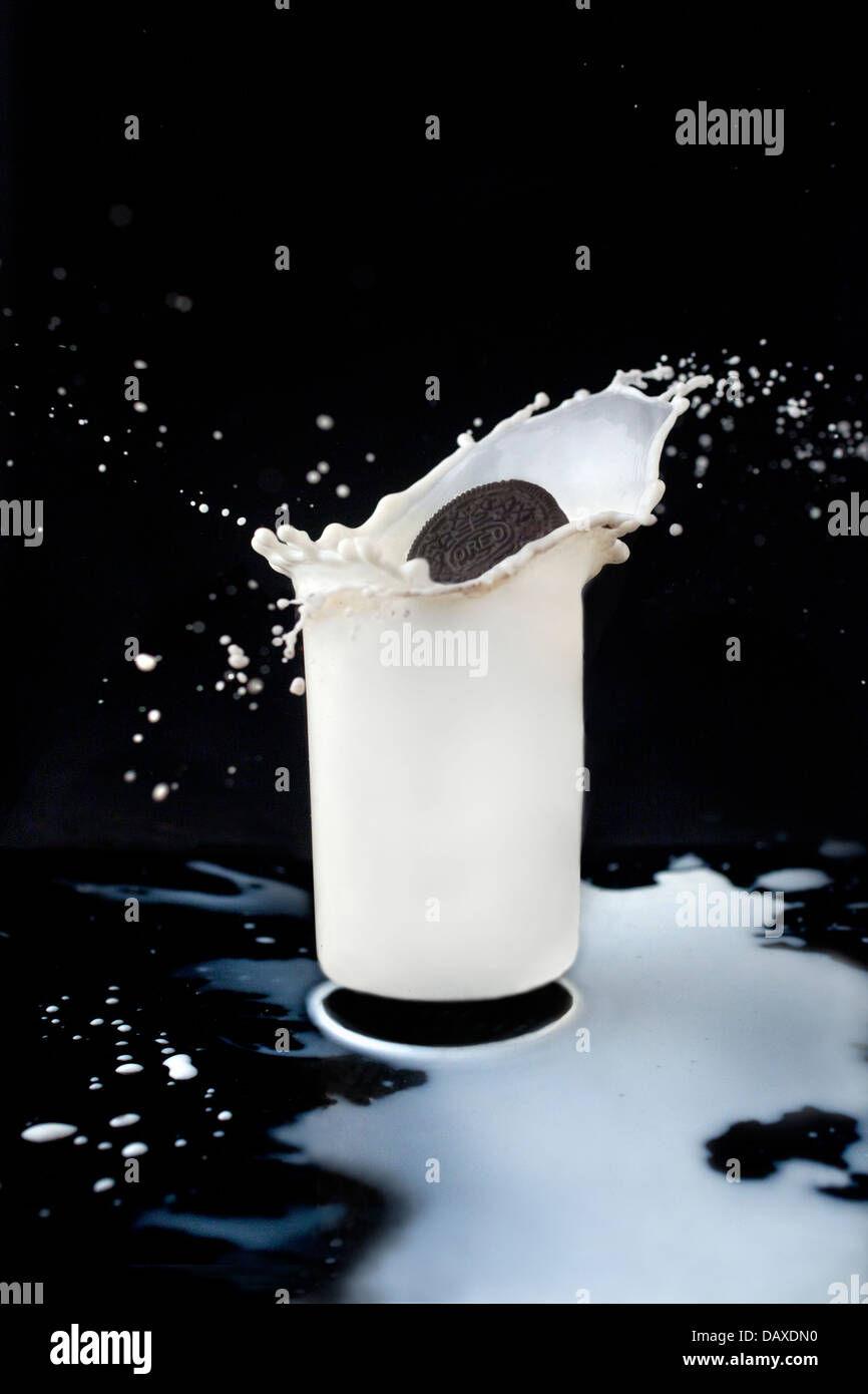 Oreo milk splash Banque de photographies et d’images à haute résolution ...