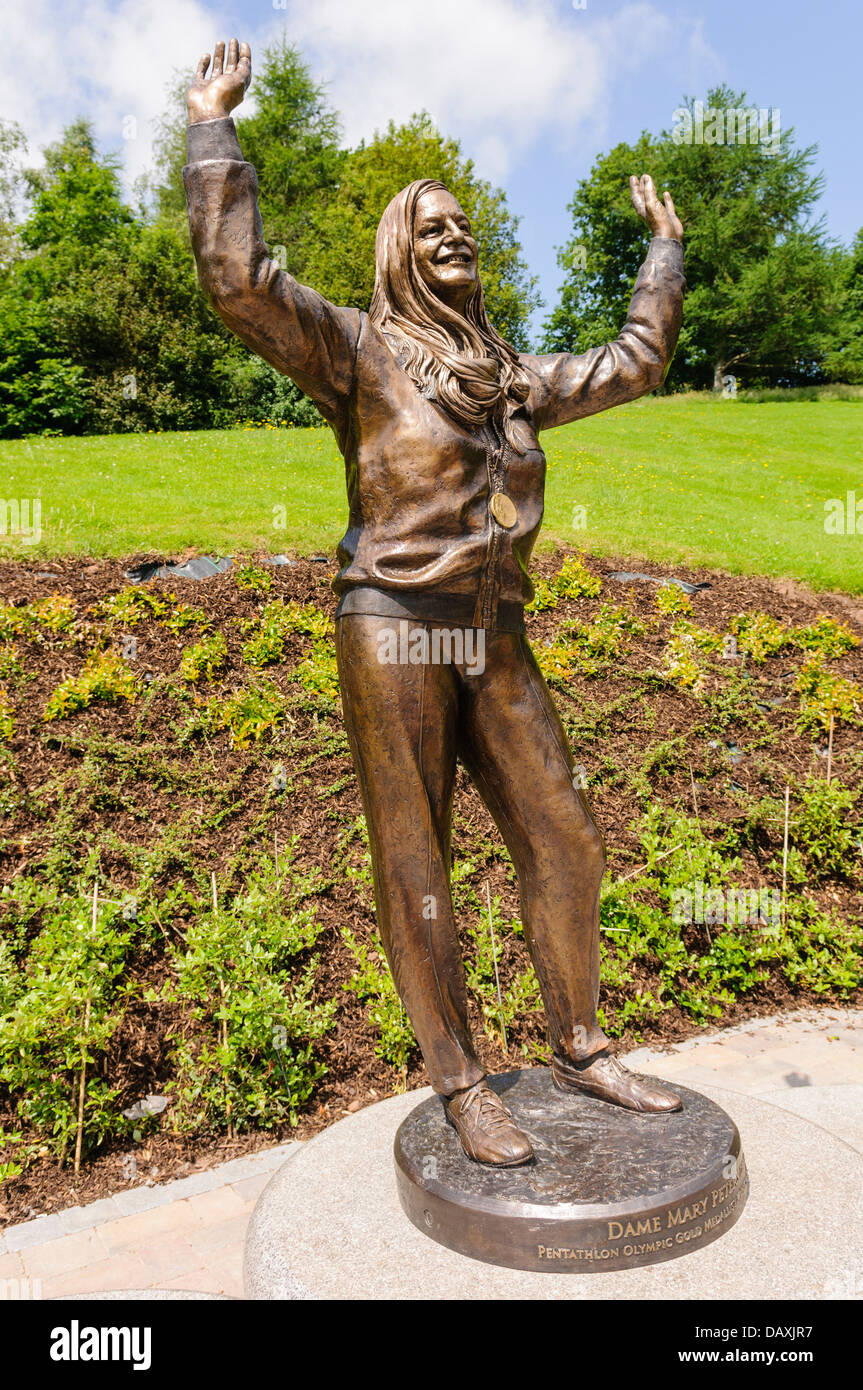 Statue de Marie Peters au Mary Peters Track à Belfast Photo Stock - Alamy