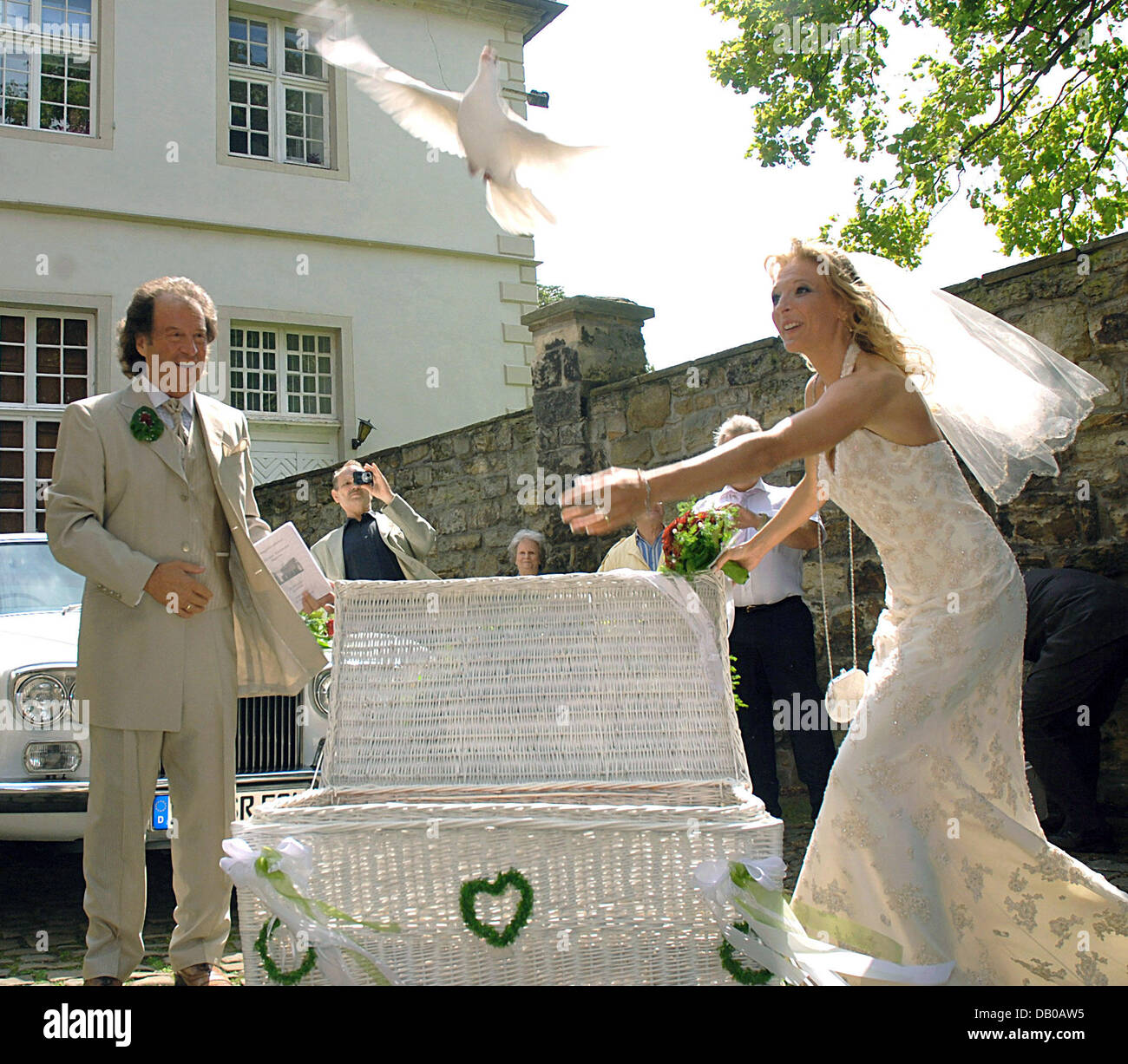 Singer Chris Andrews et sa nouvelle épouse Alexandra Andrews ouvrir un ...