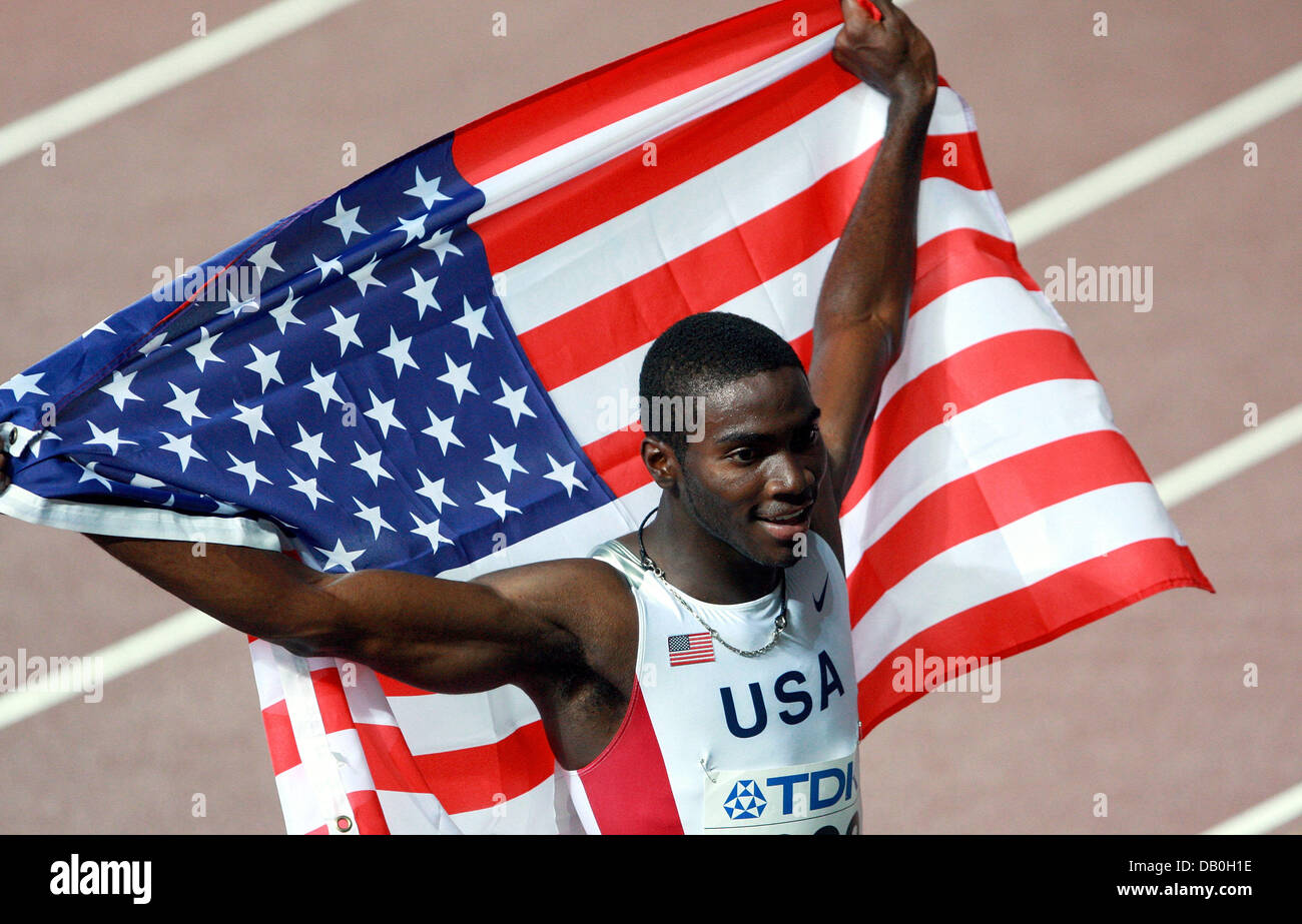 US Kerron Clement célèbre sa médaille d'or pour le 400m haies hommes du ...