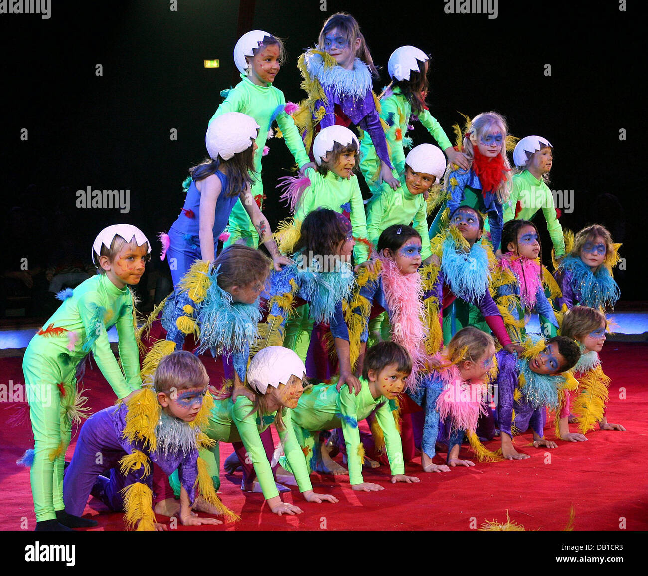 Les enfants forment une pyramide pendant l'Lilalu gala à la tente du ...