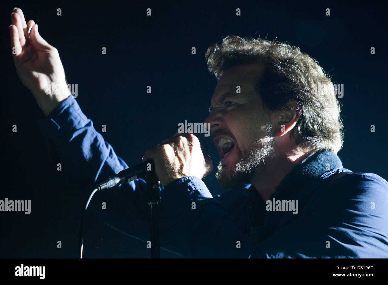 Eddie Vedder du groupe rock Pearl Jam effectue au John Labatt Centre à ...