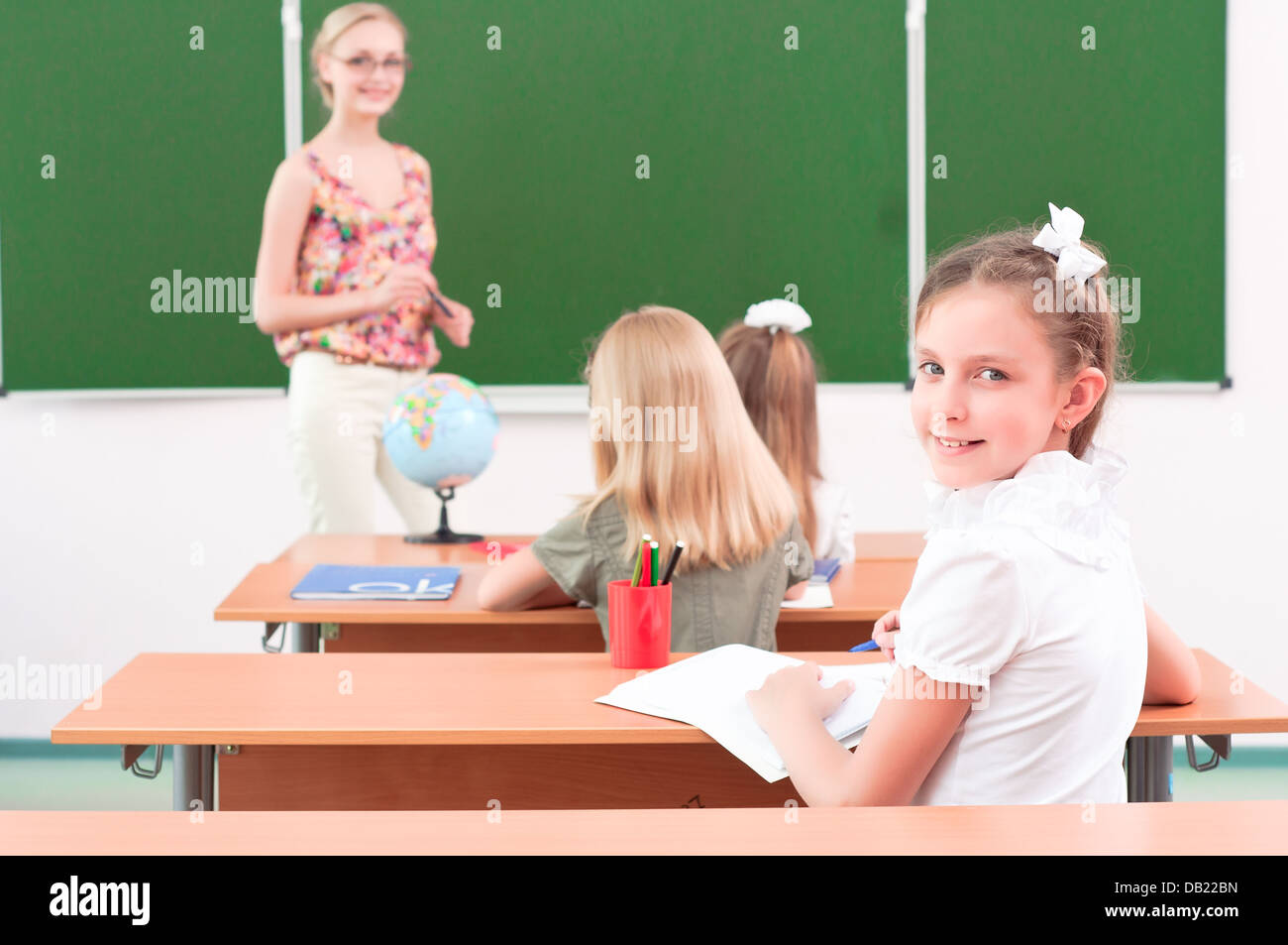 Fille en classe qui répond Banque de photographies et d’images à haute ...