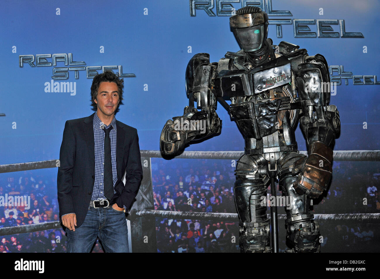 US-administrateur Canadien Shawn Levy pose avec robot 'Atom' lors d'un ...