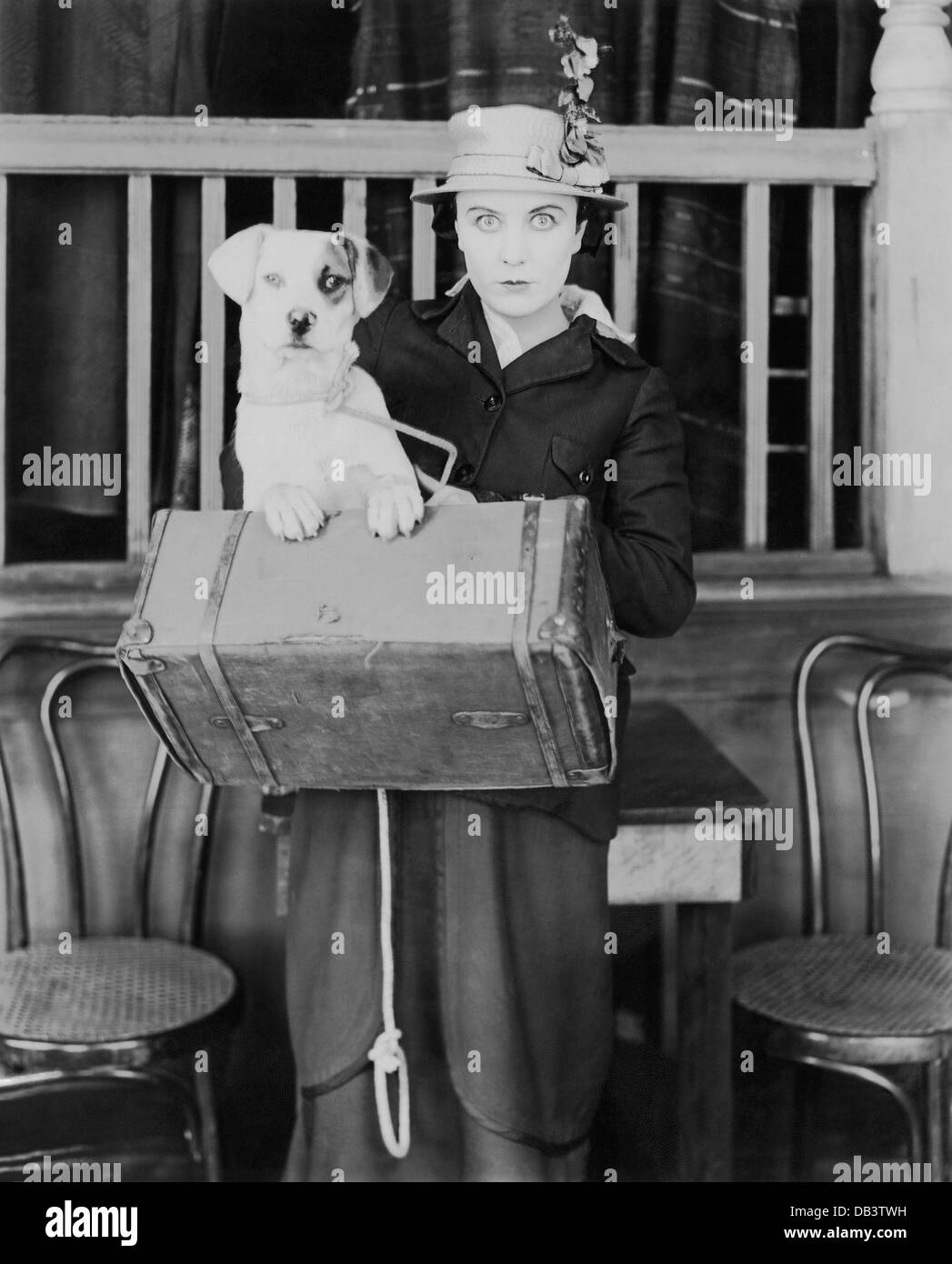Charlie Chaplin CHARLOT - UNE VIE DE CHIEN La First National Pictures ...