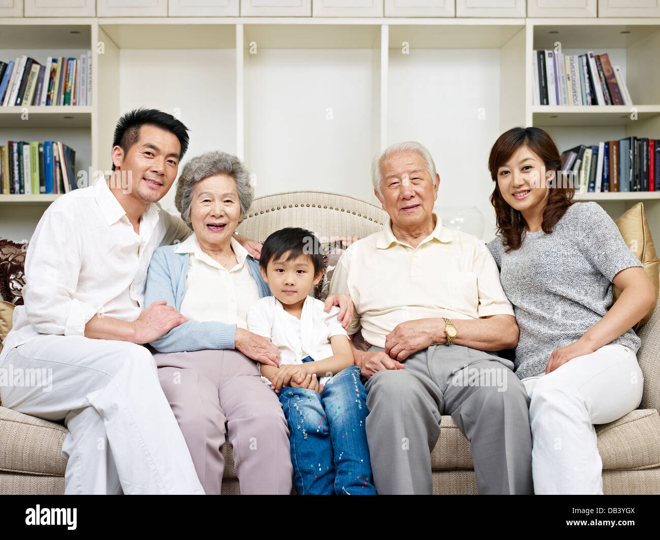 Three generation japanese family on sofa Banque de photographies et d ...