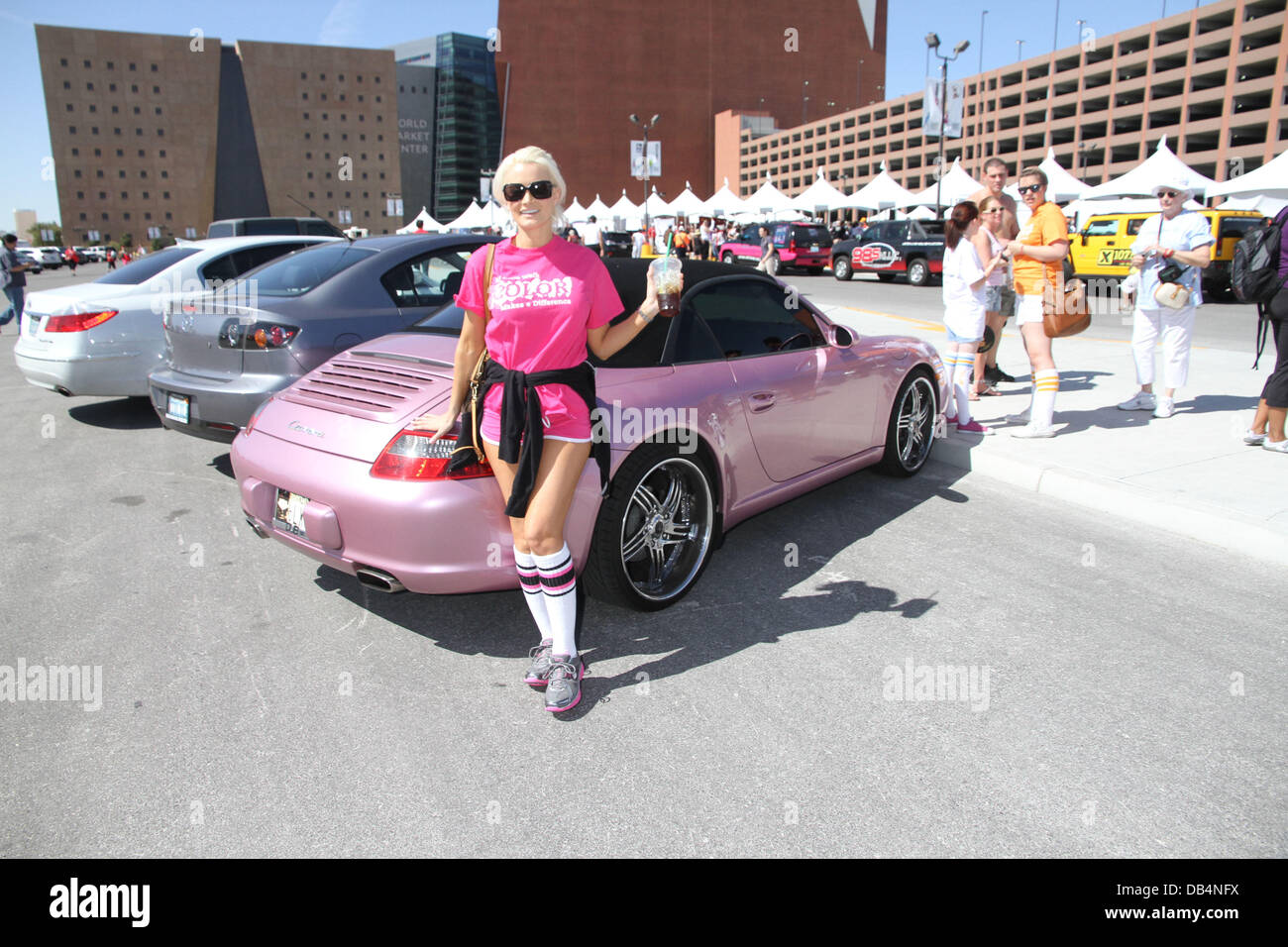 Holly madison metallic pink porsche Banque de photographies et d’images ...