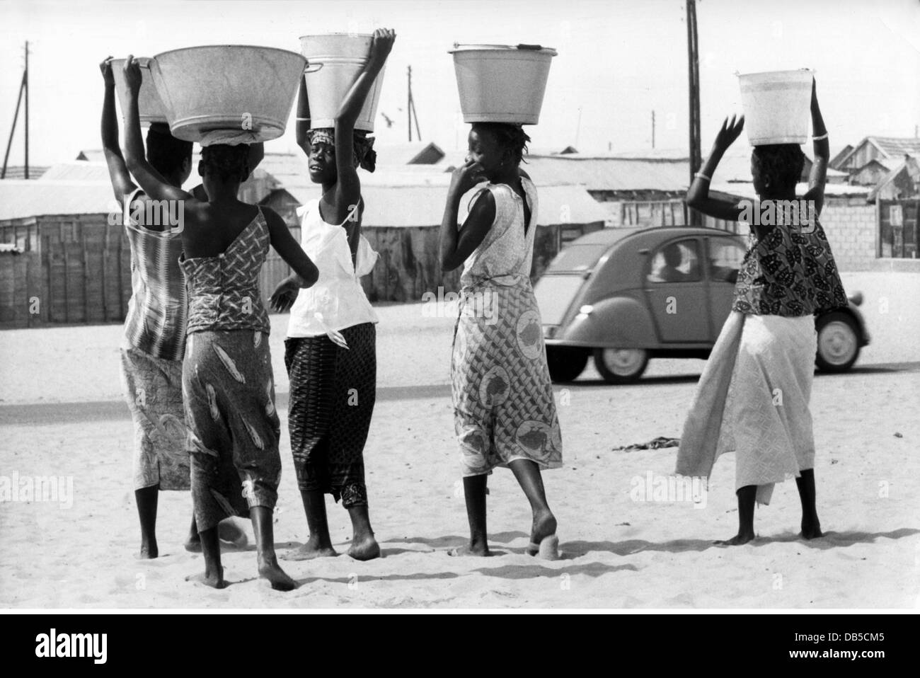 Géographie / Voyage, Sénégal, personnes, enfants portant des seaux à ...