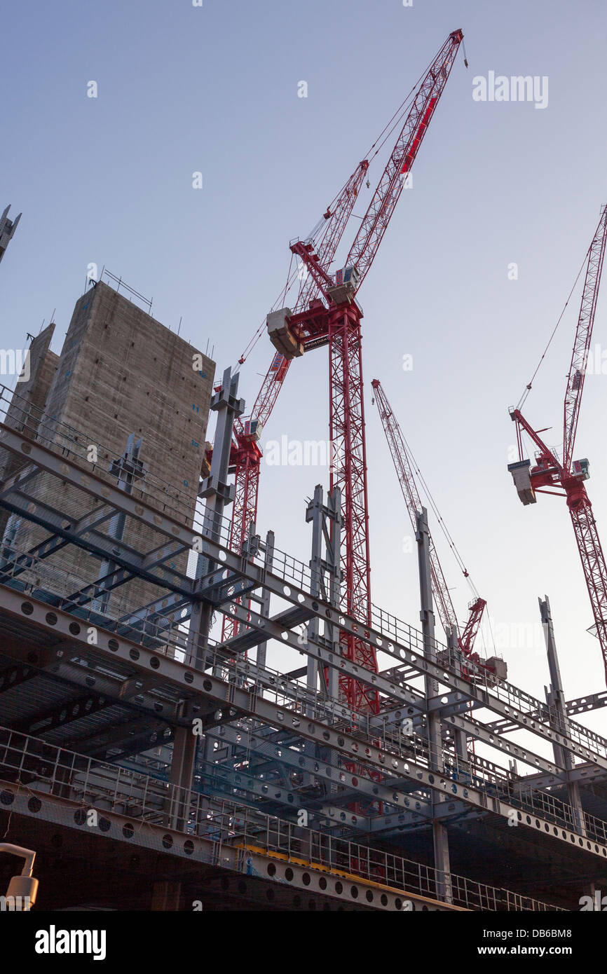 Châssis en acier et pylônes en béton sur chantier moderne près de la ...