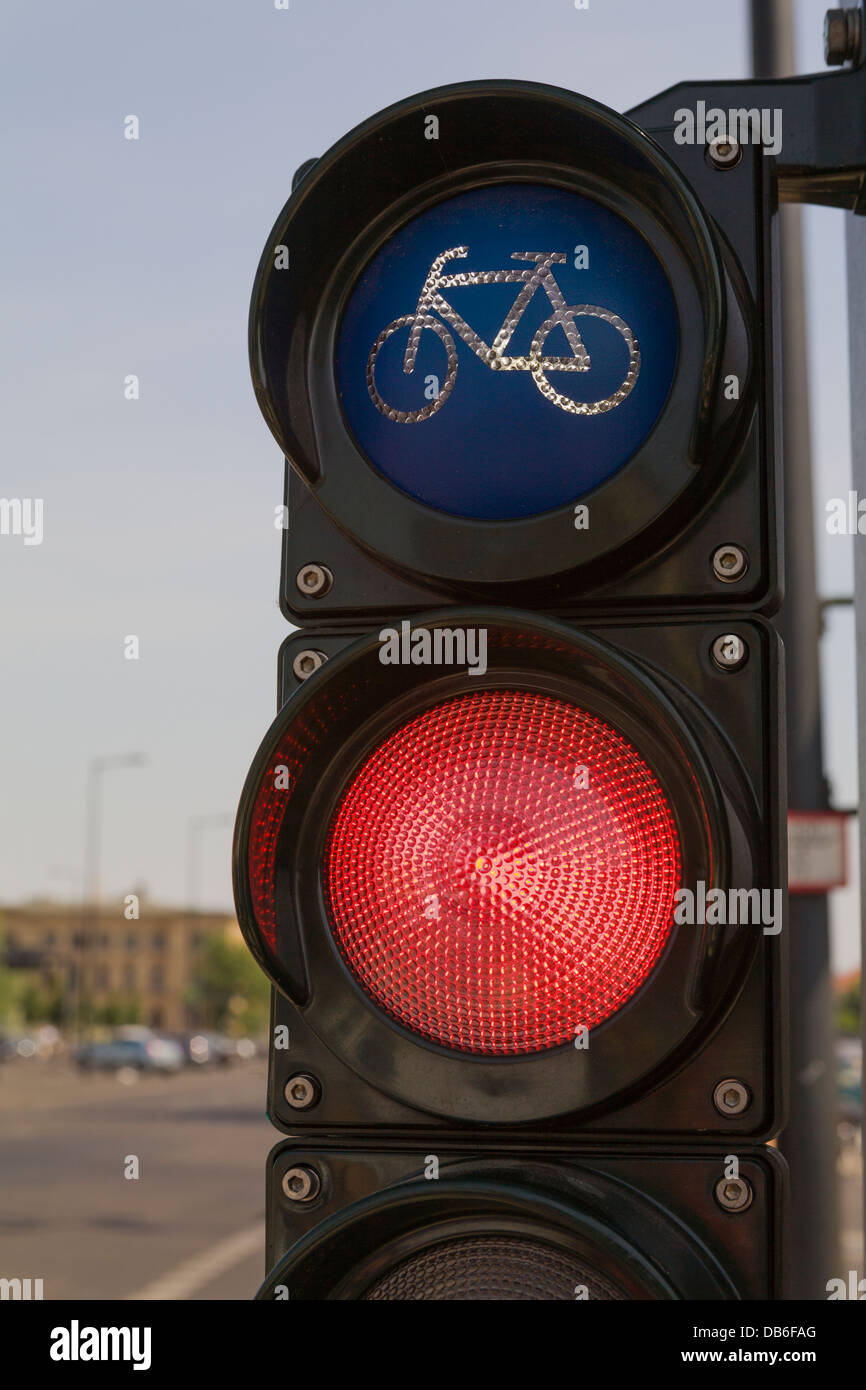 Feu de circulation pour les cyclistes, location témoin devient rouge ...