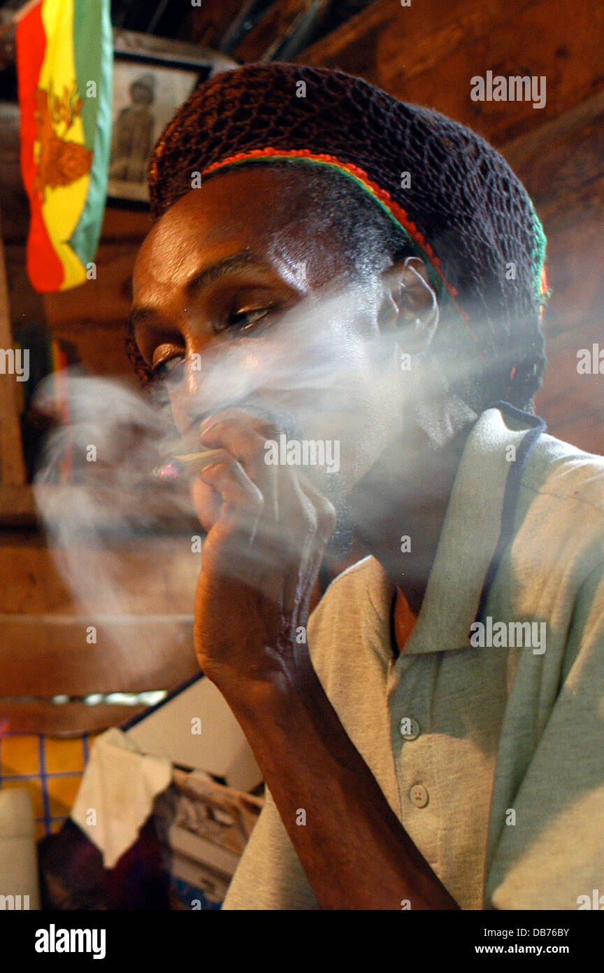 Rasta Man smoking a cigarette de marijuana à la communauté rastafari de ...