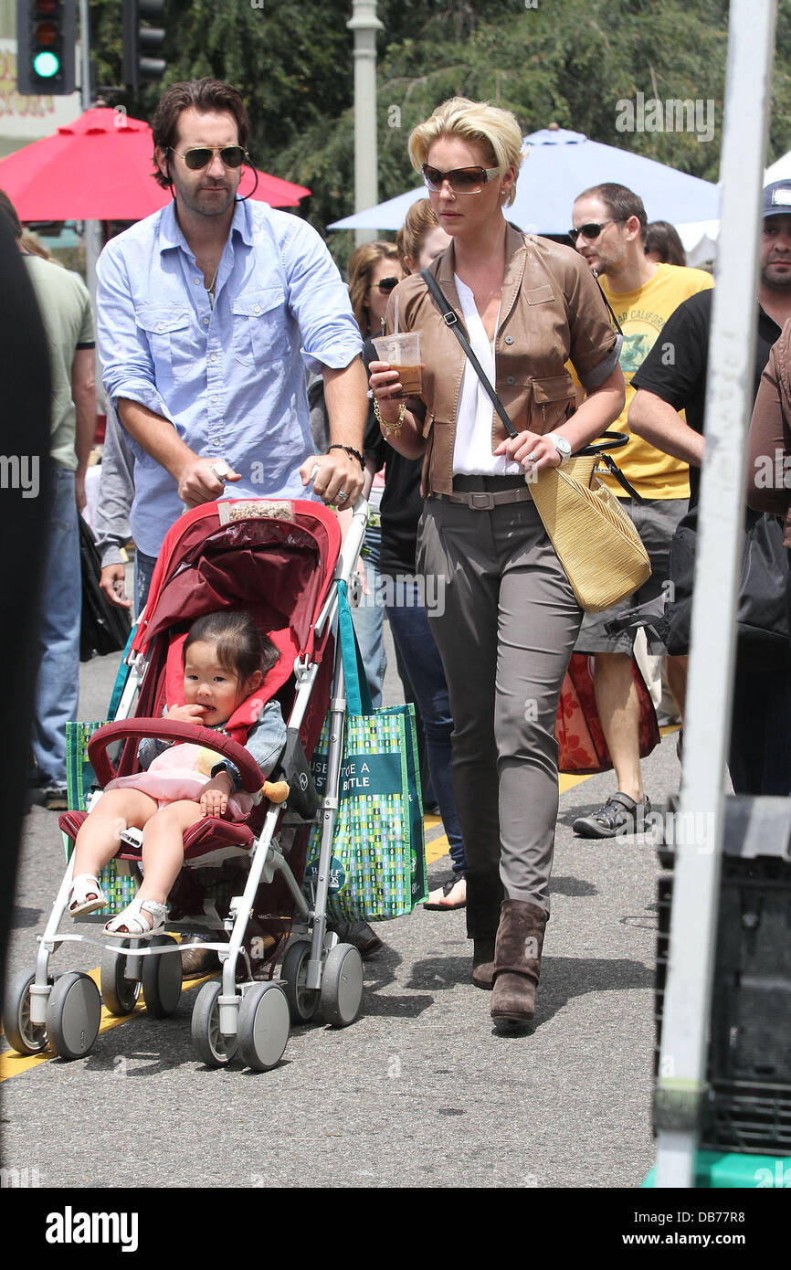 Katherine Heigl et son mari Josh Kelley singer shopping au marché de ...