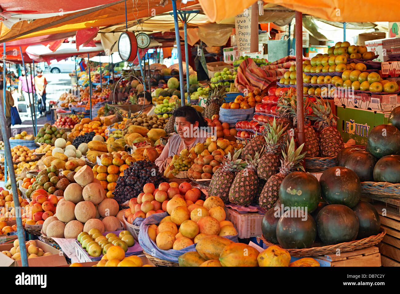 Les étals de marché avec des fruits sur Mercado Central de Sucre ...