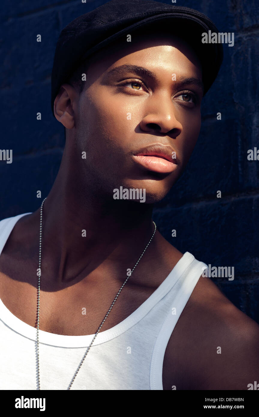 Attrayant beau jeune homme afro-américain portant un chapeau portrait à ...