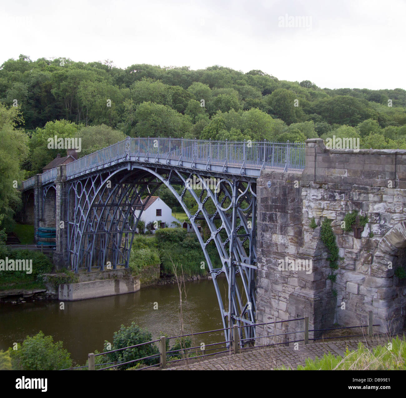 1781 Ouverture du pont de fer sur la rivière Severn Coalbrookdale ...