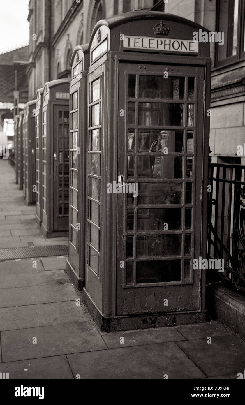 White telephone boxes Banque de photographies et d’images à haute ...