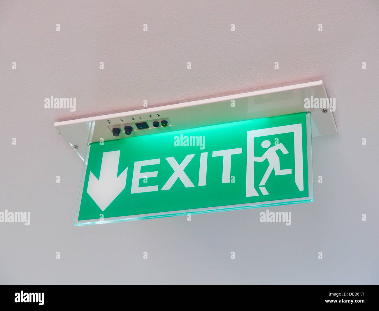 Enseigne de sortie d'urgence vert montrant la manière de s'échapper ...
