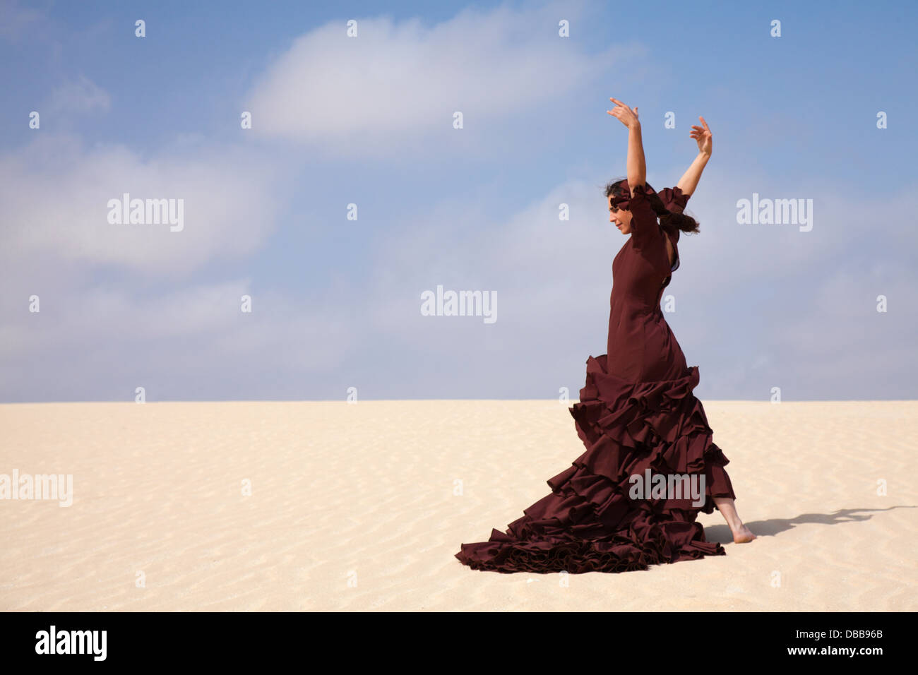 Dans la danseuse de flamenco robe longue dans les dunes Photo Stock - Alamy