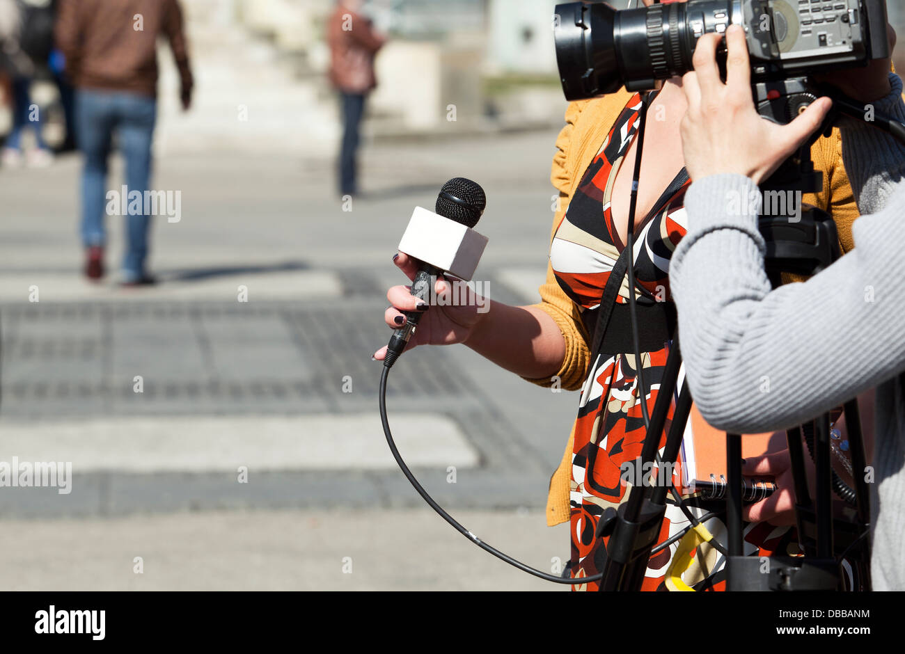 Microphone main tenant un journaliste menant une interview TV ou radio ...