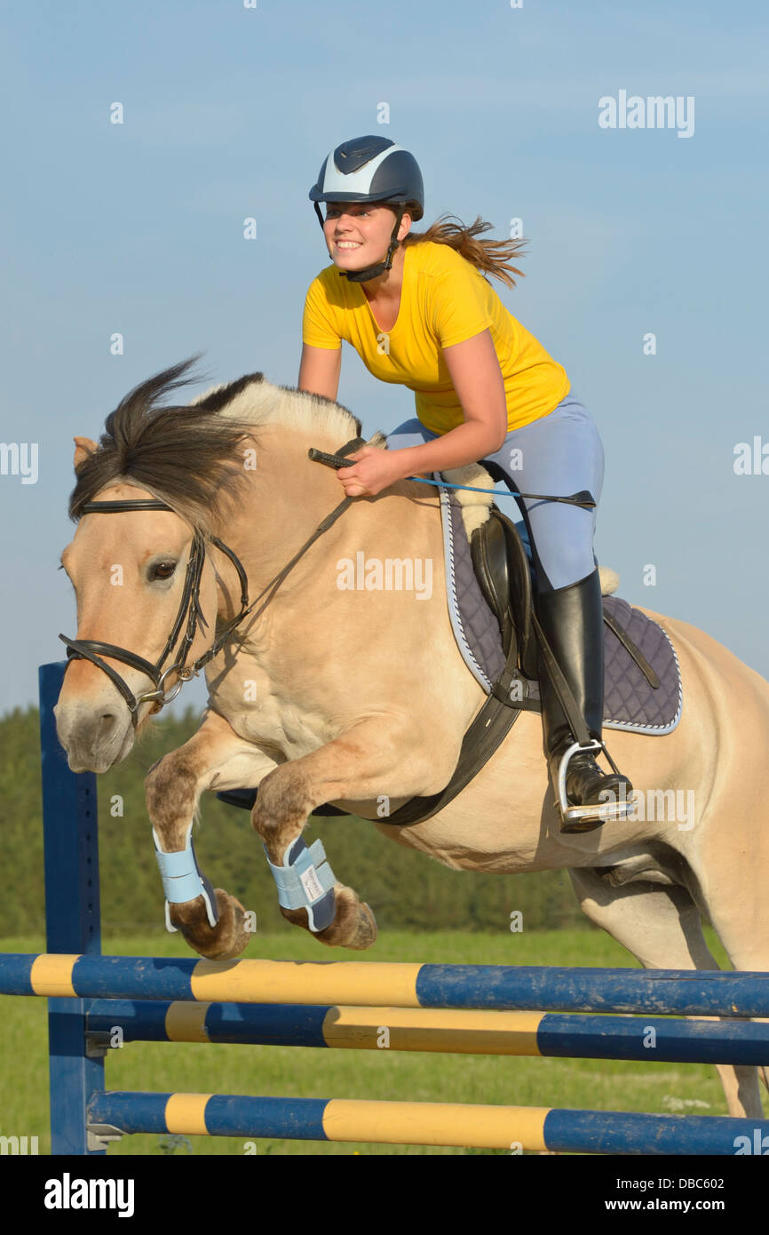 Jeune sur le dos d'un fjord norvégien saut à cheval Photo Stock - Alamy
