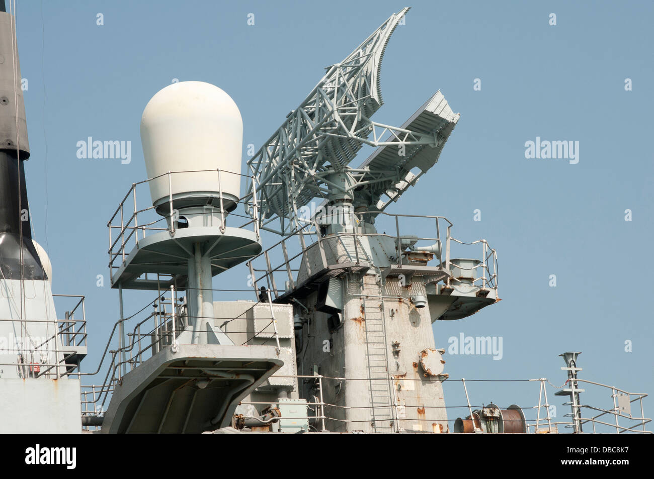 L'équipement de radar à bord d'un navire de guerre Photo Stock - Alamy