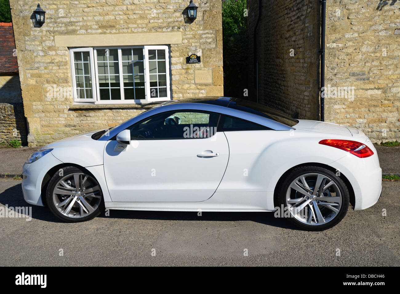 Peugeot rcz voitures blanches Banque de photographies et d’images à haute résolution - Alamy