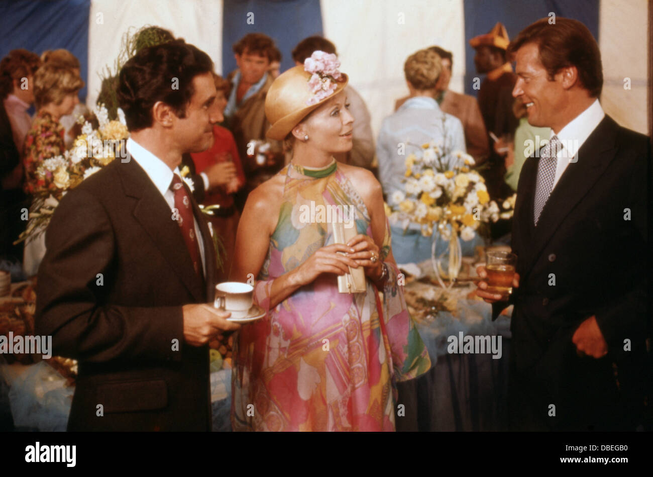 Gold 1974 roger moore Banque de photographies et d’images à haute ...