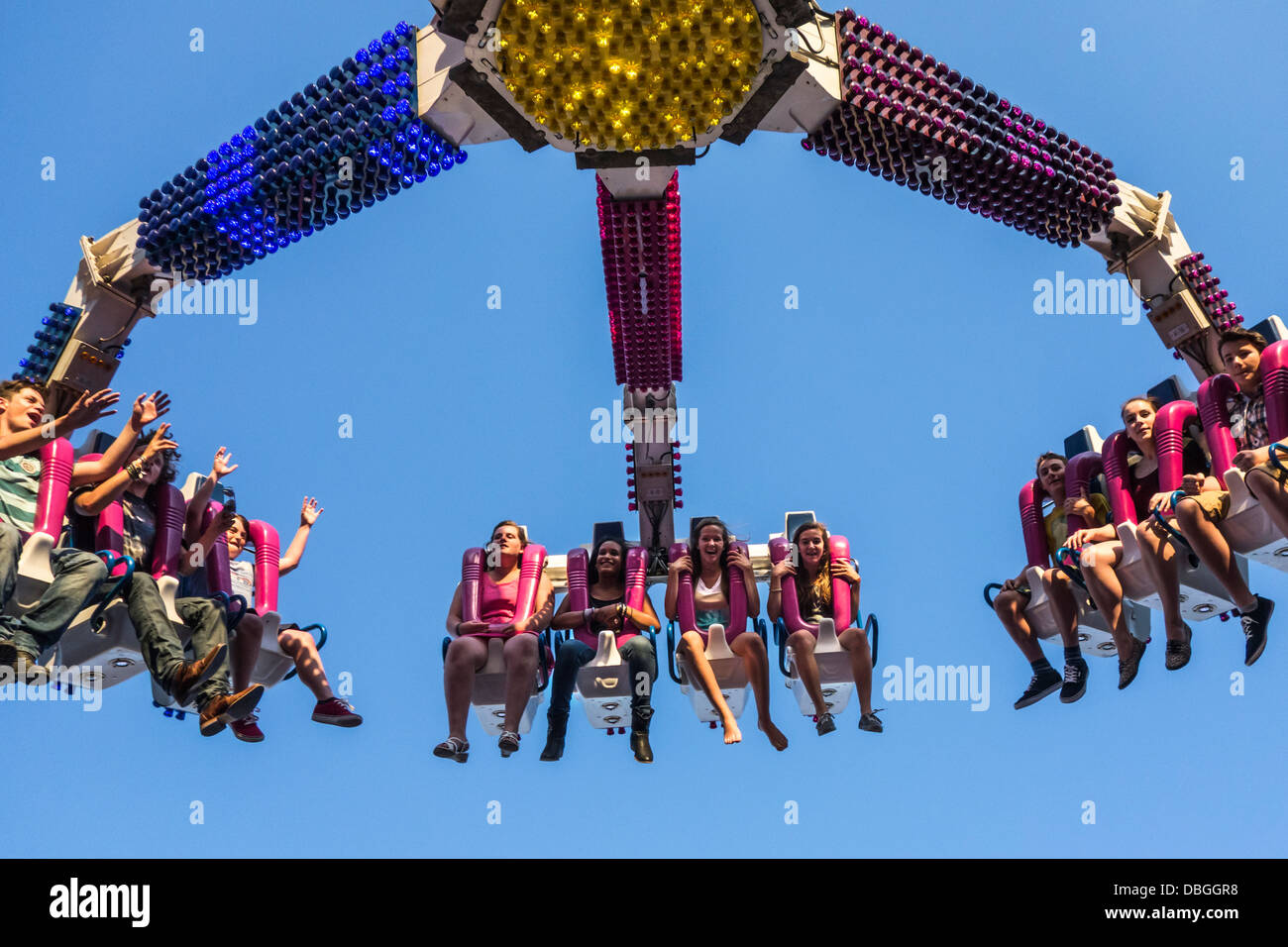 Thrillseekers excité / sensations fortes s'amusant sur fairground ...