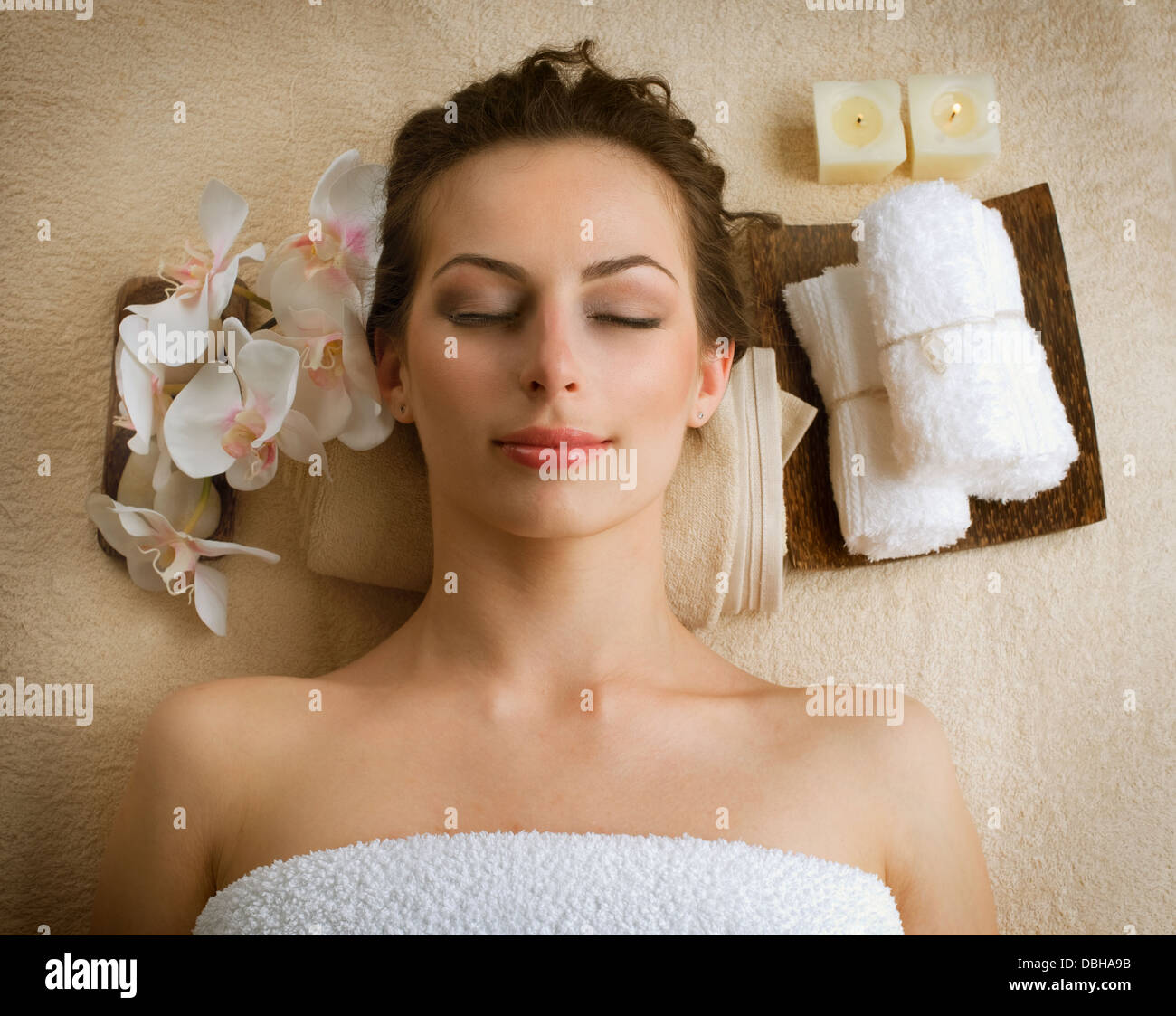 Thai woman with flowers in spa Banque de photographies et d’images à ...