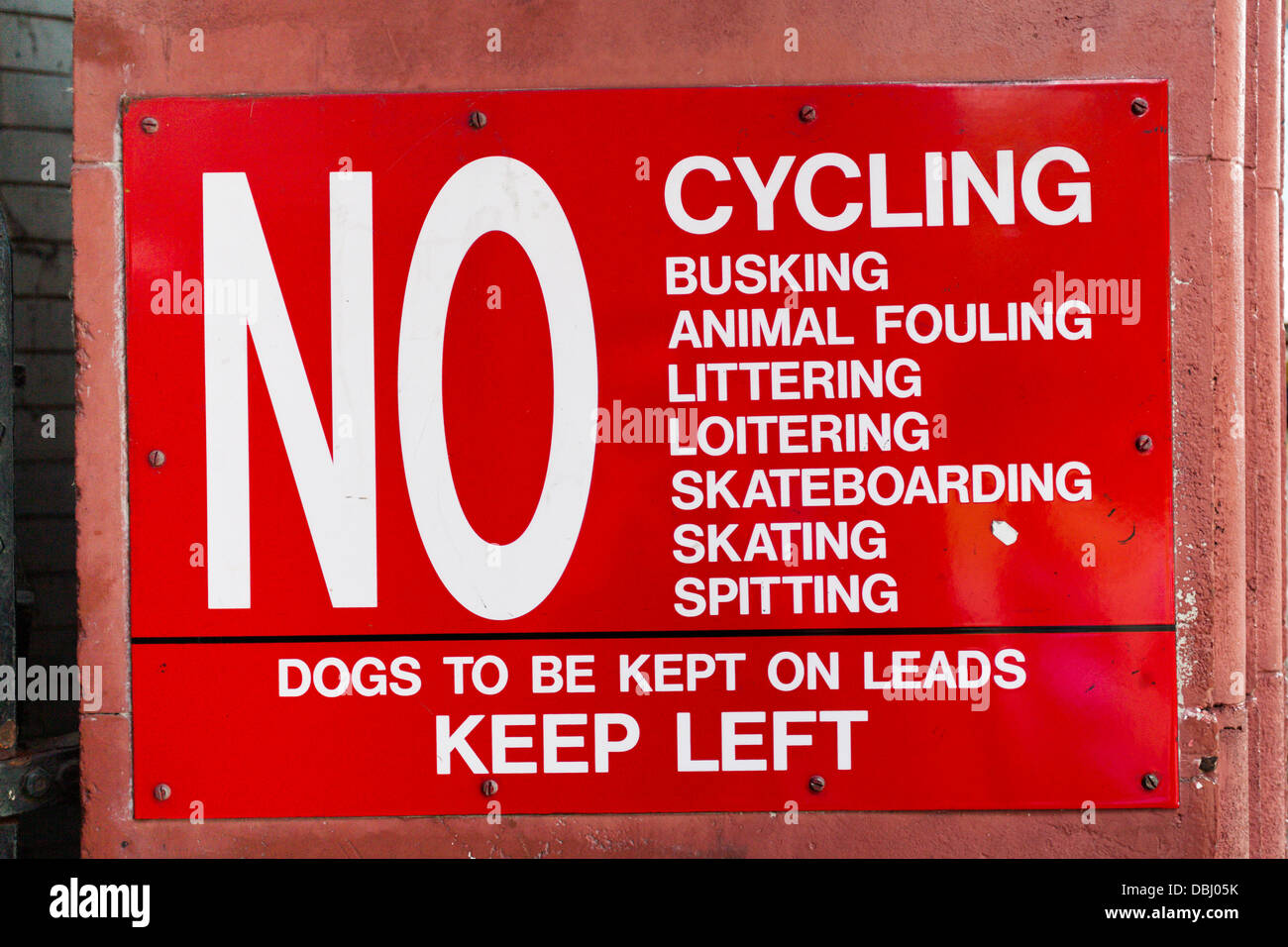 Avis d'interdiction du tunnel pied Greenwich Photo Stock - Alamy