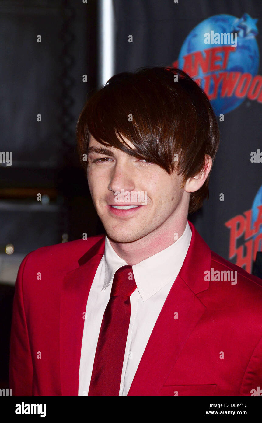 Drake Bell apparaît au Planet Hollywood pour promouvoir le nouveau live ...