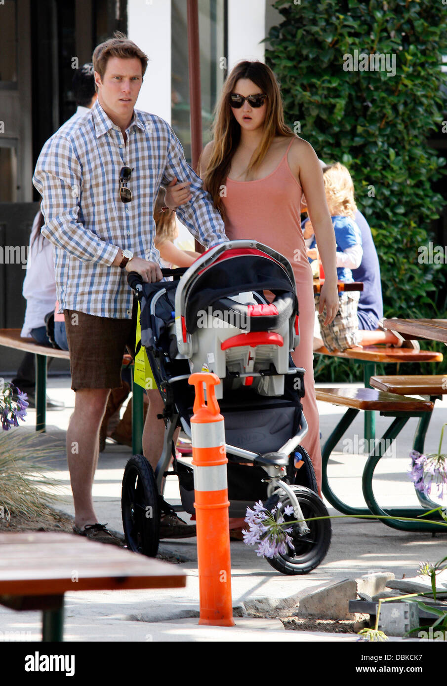 Devon Aoki avec son bébé et fiancé James Bailey Los Angeles, Californie - 03.07.11 Photo Stock ...