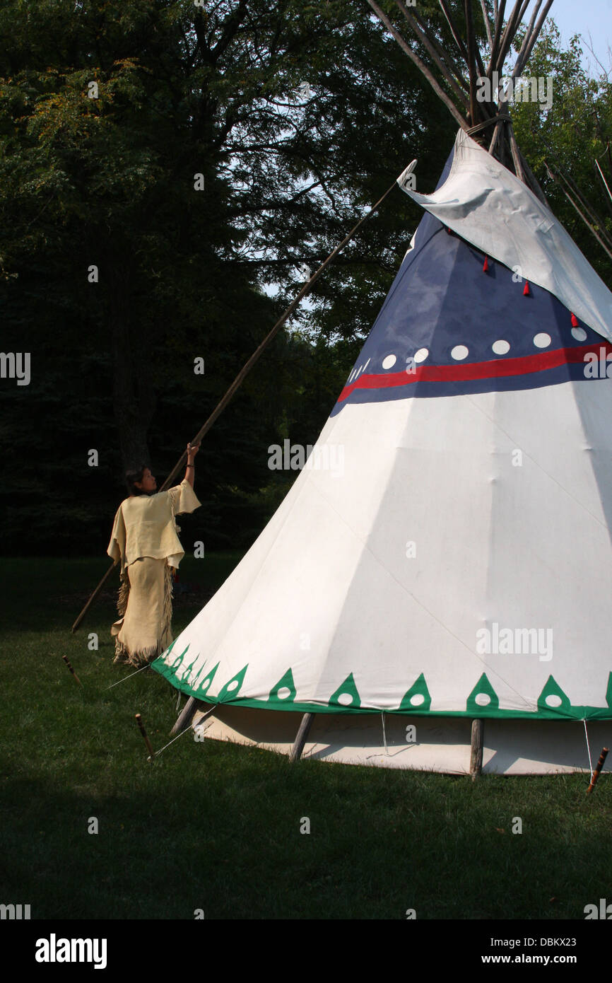 Native American Indian woman perches de l'évent du volet un tipi Photo ...