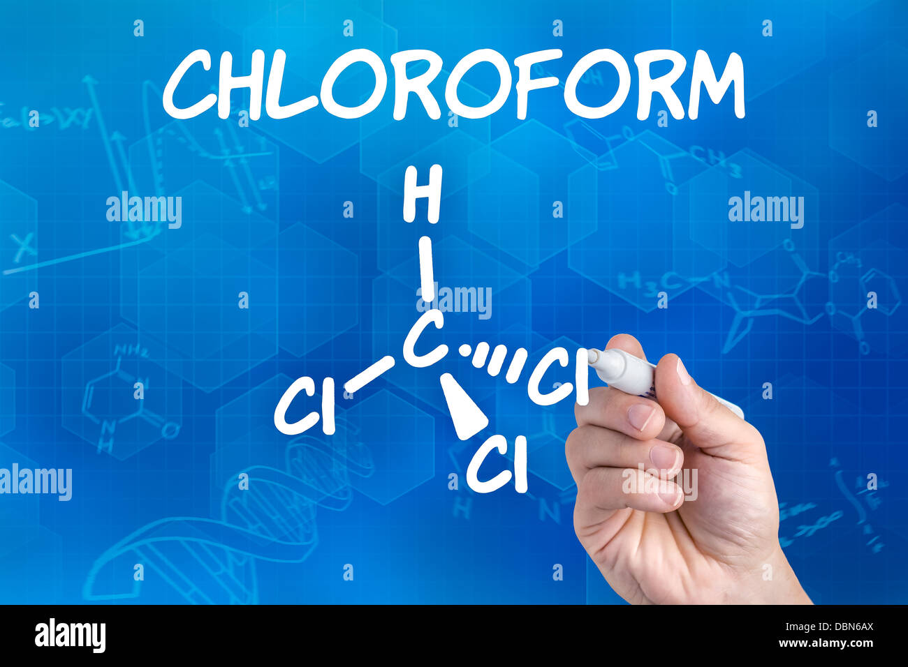 La main avec dessin de plume la formule chimique du chloroforme Photo ...