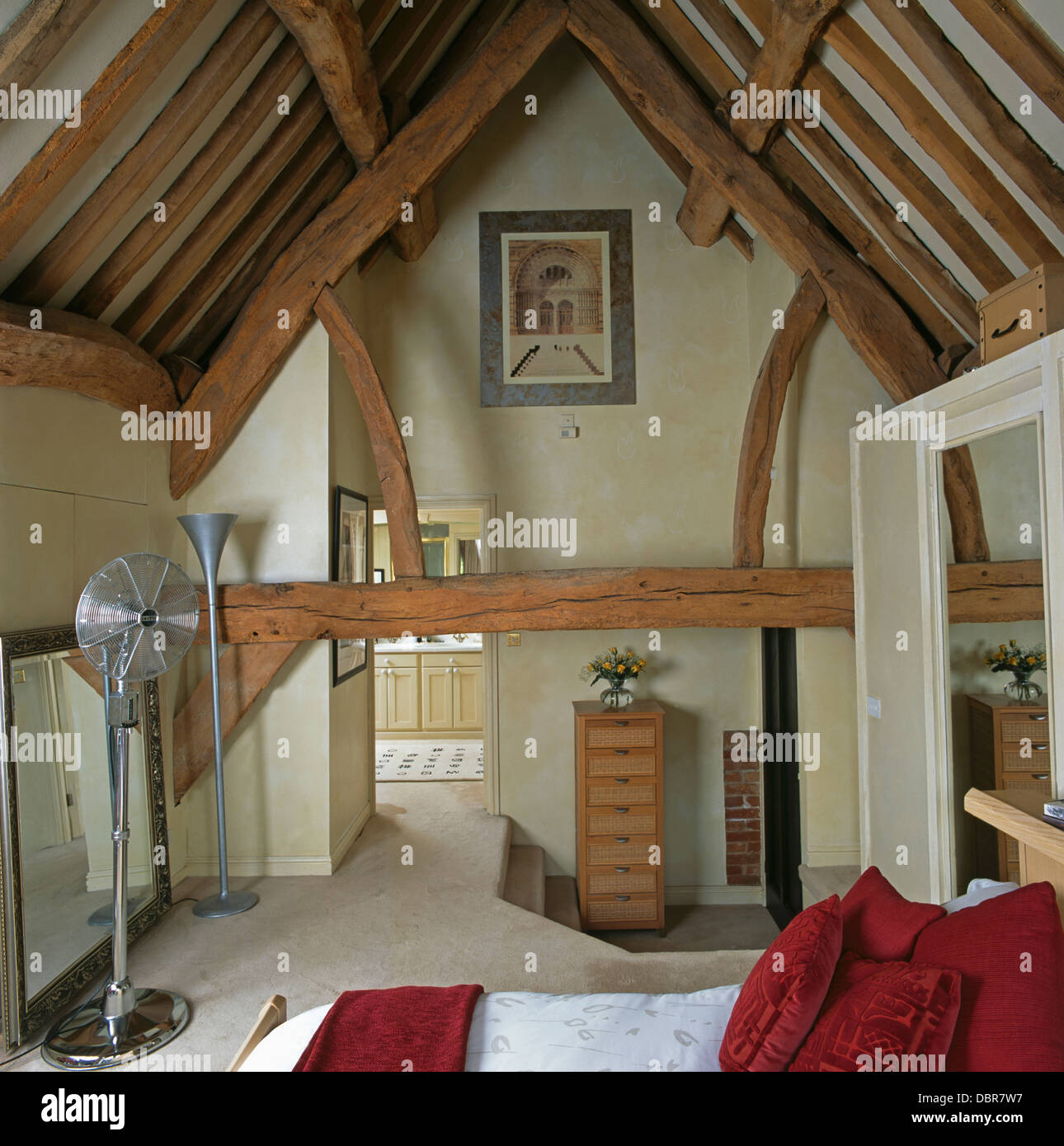 Des poutres en bois rustiques sur plafond apex grange convertie en ...