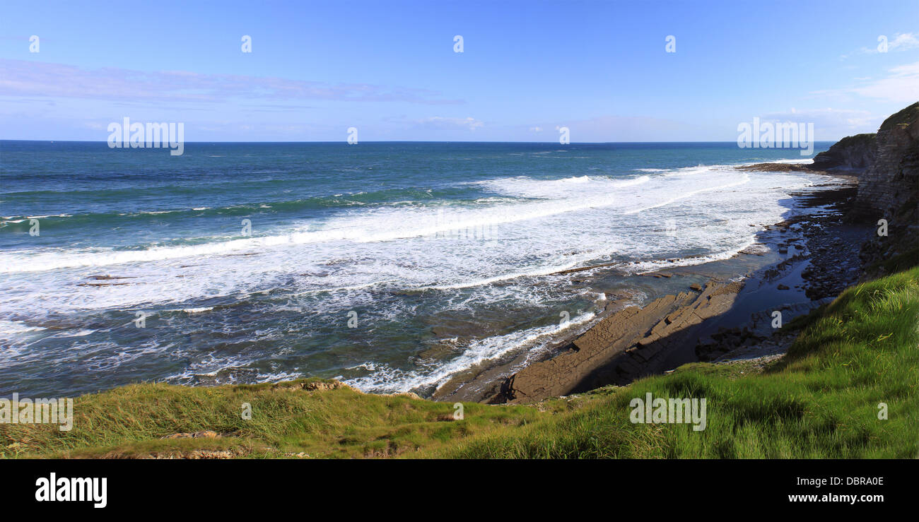 Panorama d'un horizon sur la mer avec sa côte sauvage sur un ciel bleu ...