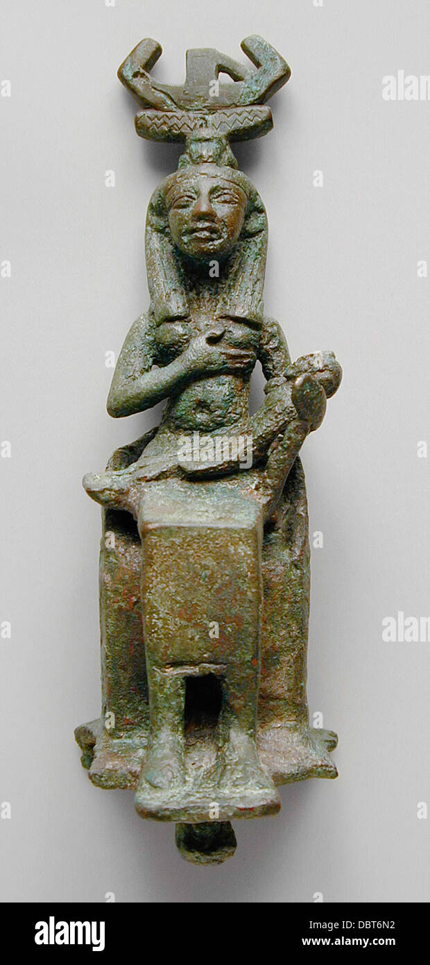 Isis portant une coiffe barque allaitant son fils horus Banque de ...