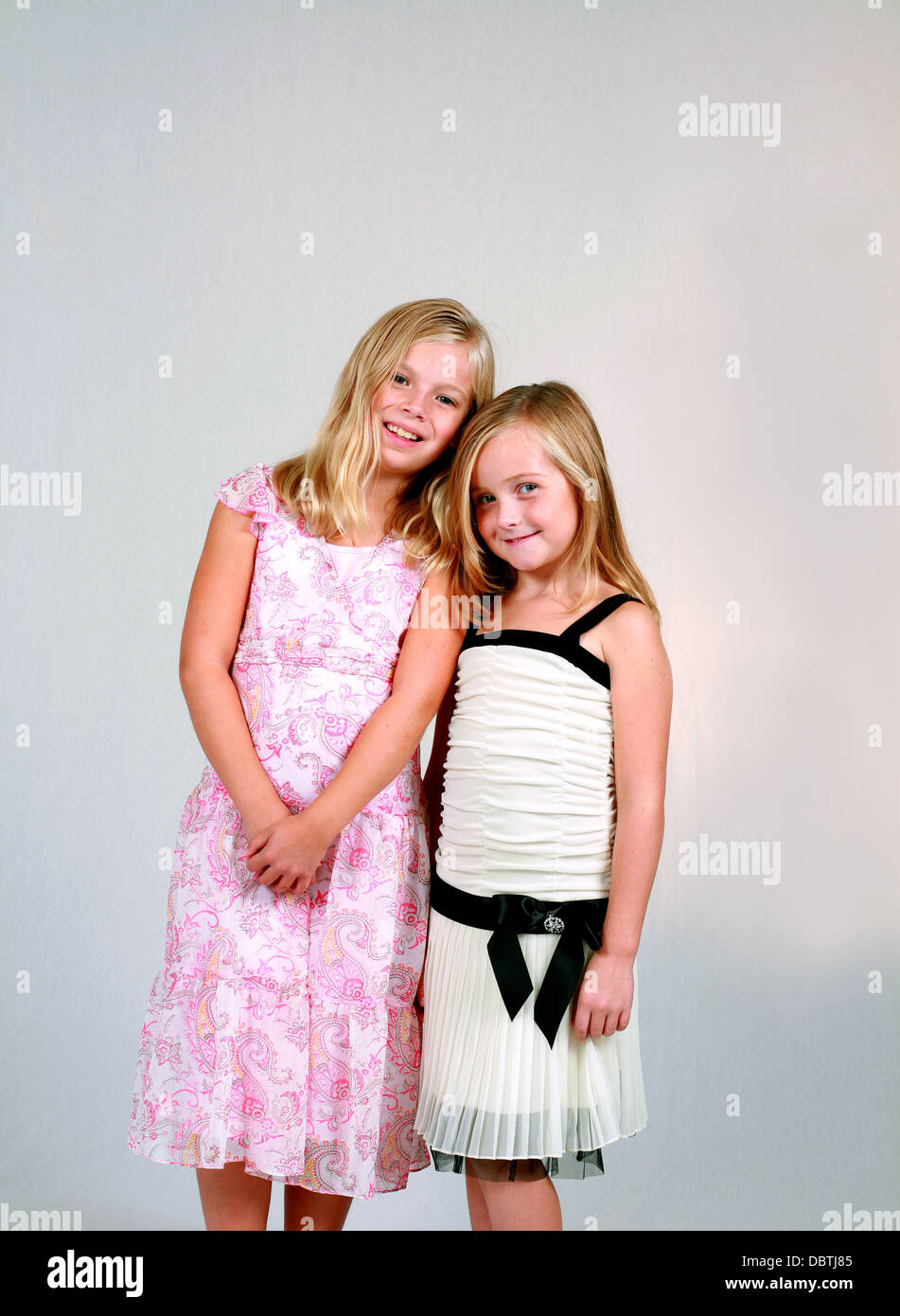 Deux Jolies Filles Préadolescentes Blonde En Souriant Robes Photo Stock