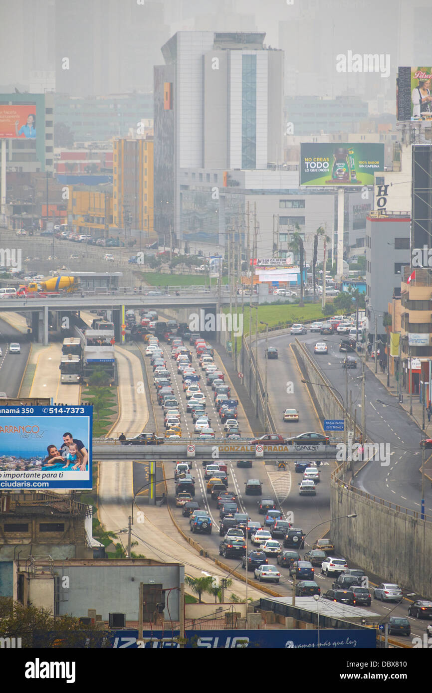 Fog air pollution lima peru Banque de photographies et d’images à haute ...