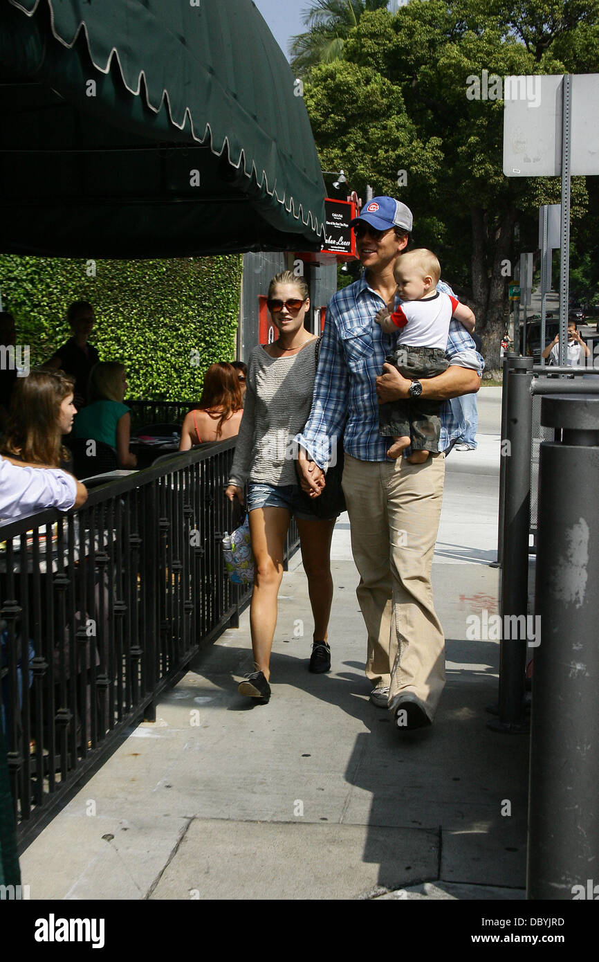 Ali Larter avec mari Hayes MacArthur et leur fils Theodore quittant le ...