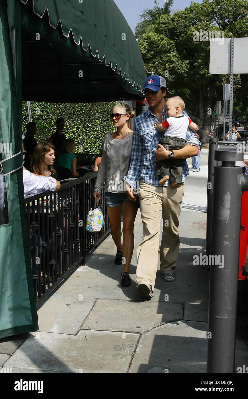 Ali Larter avec mari Hayes MacArthur et leur fils Theodore quittant le ...