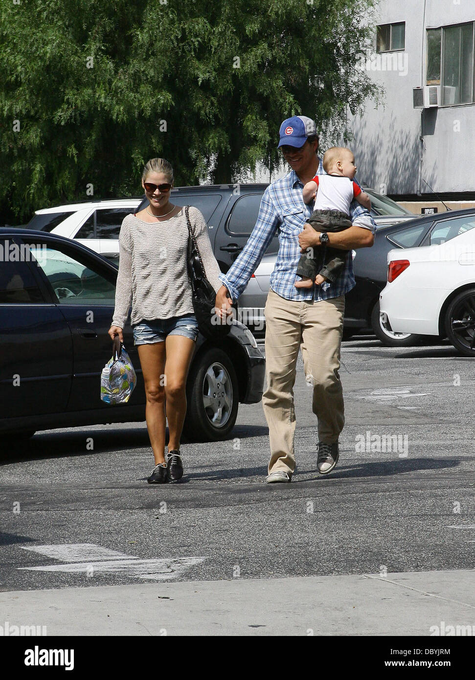 Ali Larter avec mari Hayes MacArthur et leur fils Theodore quittant le ...