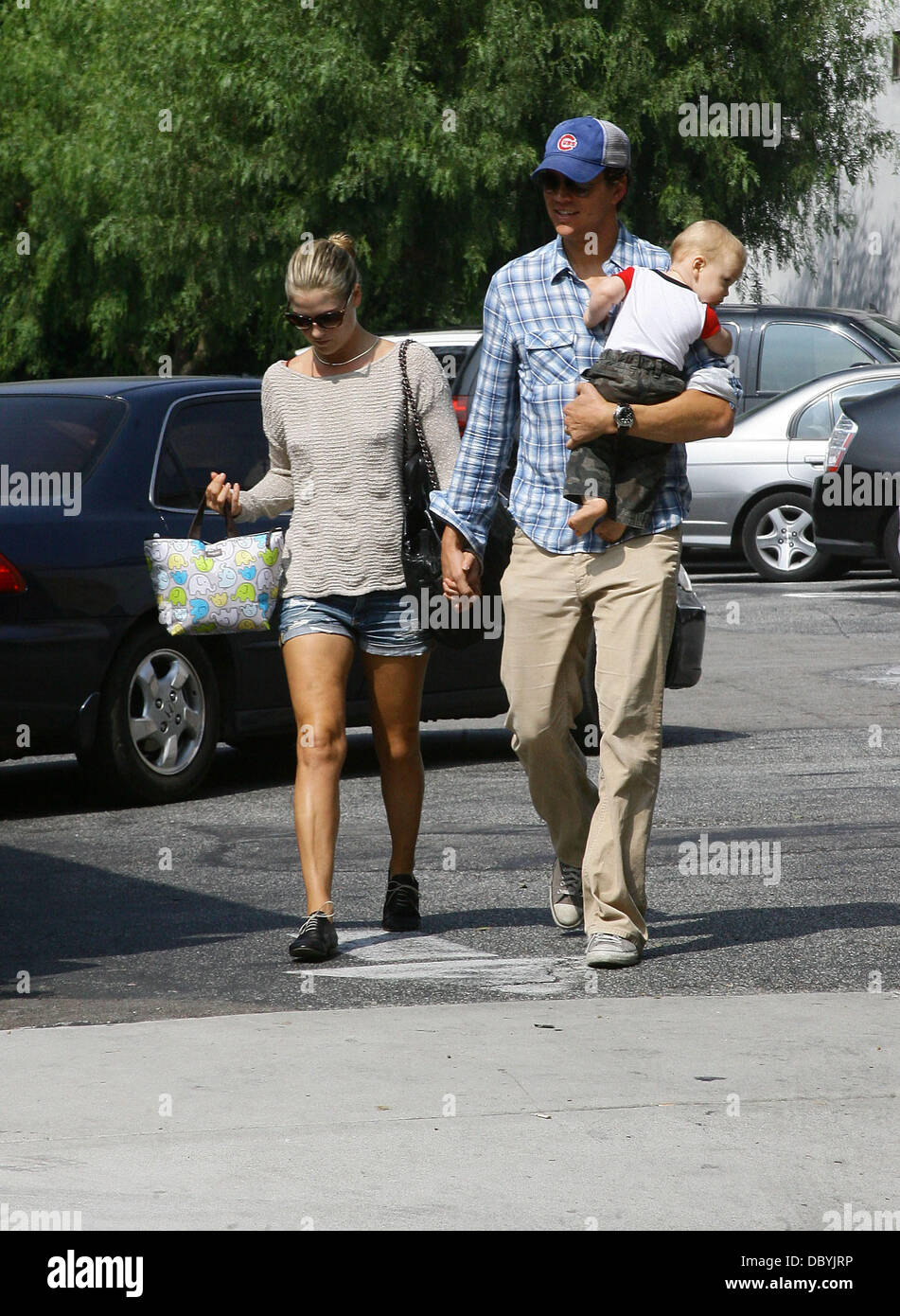 Ali Larter avec mari Hayes MacArthur et leur fils Theodore quittant le ...