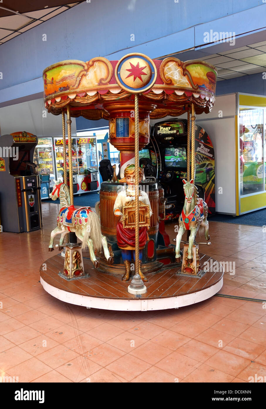 Un carrousel vintage conçu par Peter Petz de l'Allemagne Photo Stock ...