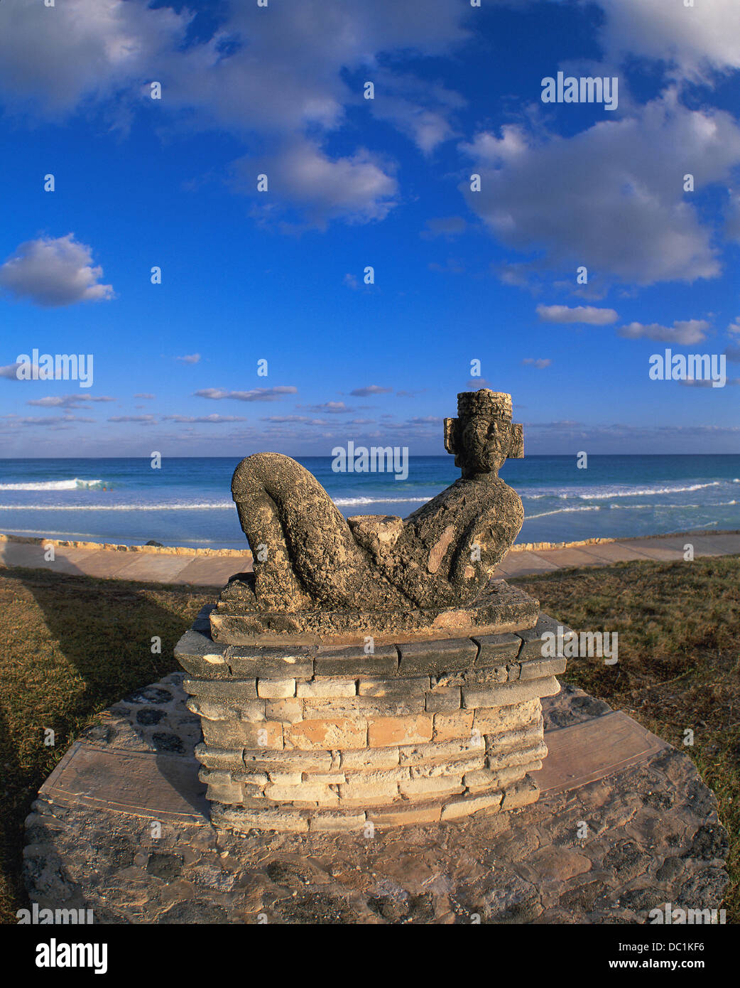 Chac mool sculpture Banque de photographies et d’images à haute ...