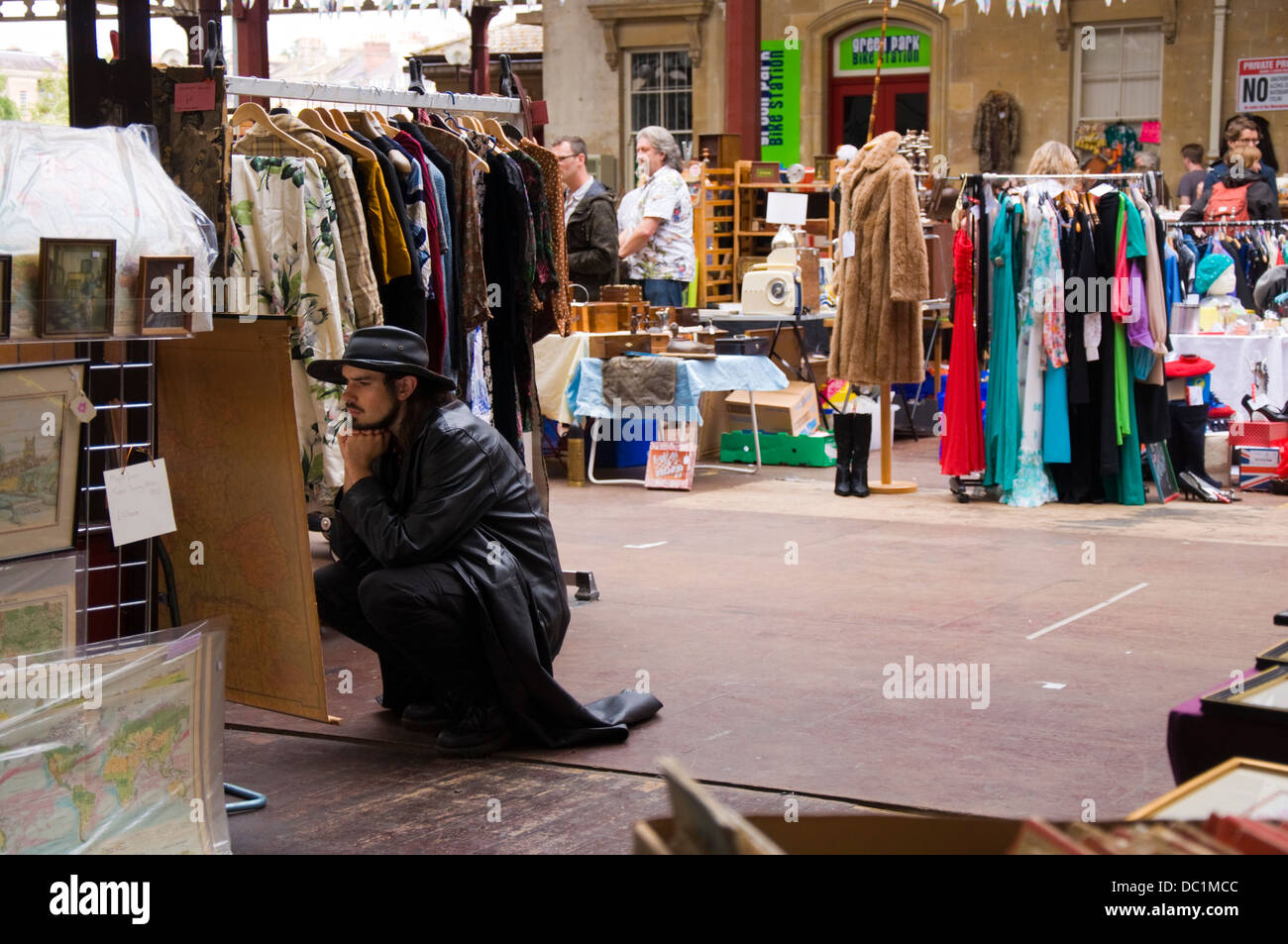Green Park market un homme regarde une carte caler dans l'ancienne gare ...