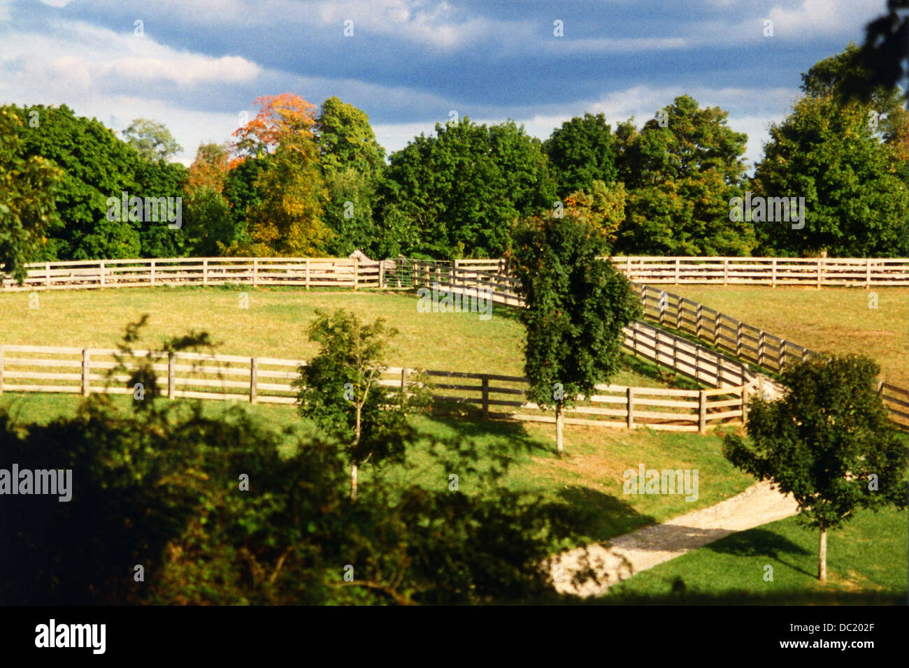 Farm and rail fence Banque de photographies et d’images à haute ...