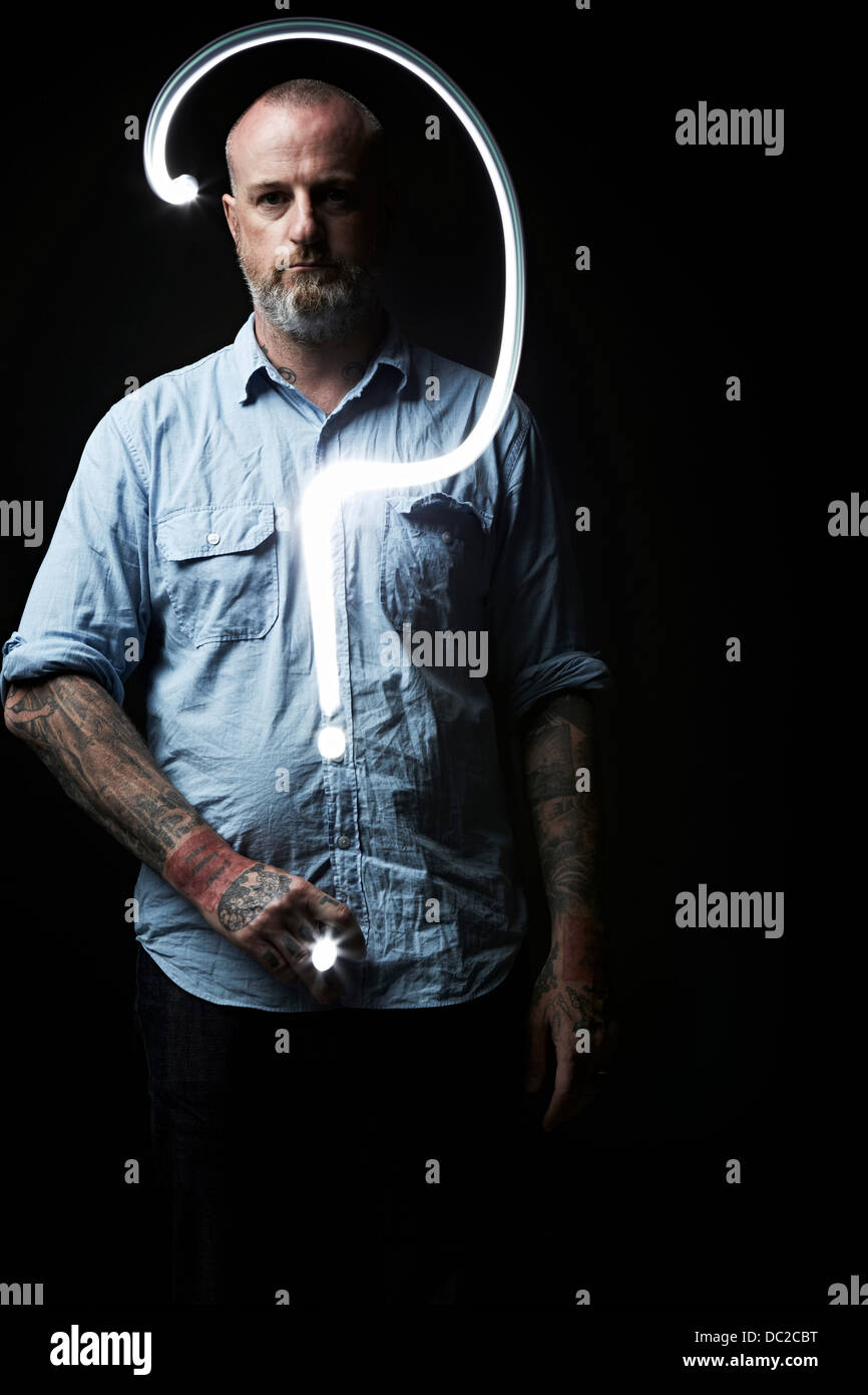 Grand point d'interrogation en face de l'homme Photo Stock - Alamy