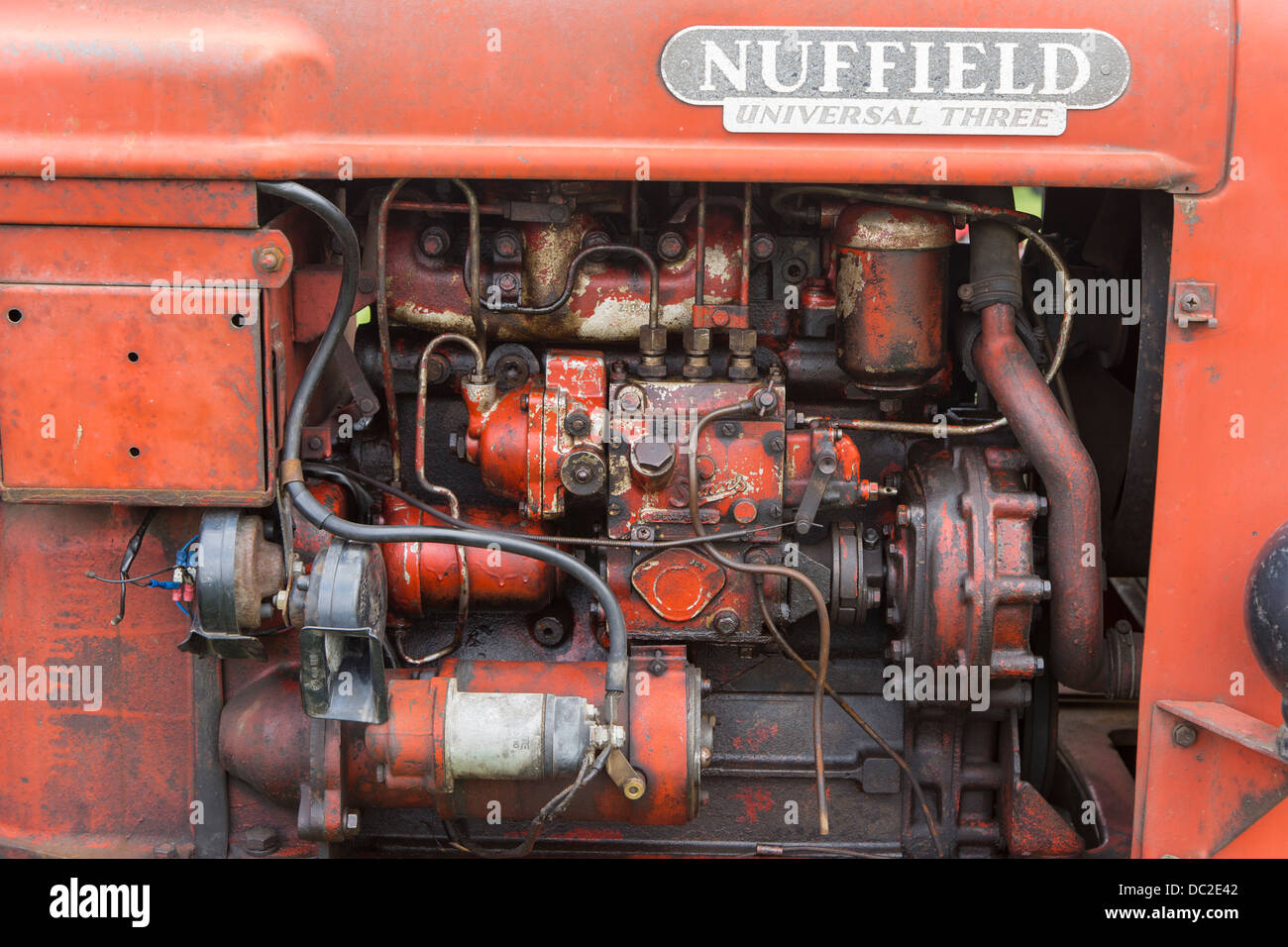 La baie moteur d'un tracteur Nuffield Universal 3 vintage Photo Stock ...