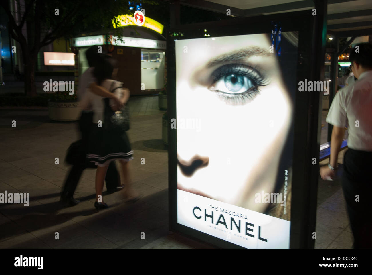 Advertising panel chanel bus stop Banque de photographies et d’images à ...